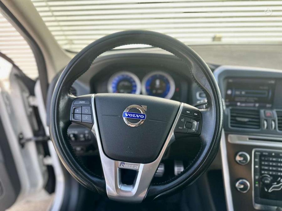 Balts Volvo XC60 2011 Šauļi, ar dzinēja tilpumu 2.40 L un nobraukumu 197 tūkst. km par 9999 €, foto 24 vietnē AUTOMOTO.COM.LV
