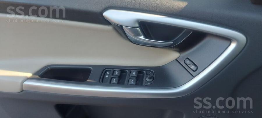 Balts Volvo XC60 2011 Tukums, ar dzinēja tilpumu 2.40 L un nobraukumu 274 tūkst. km par 9400 €, foto 17 vietnē AUTOMOTO.COM.LV