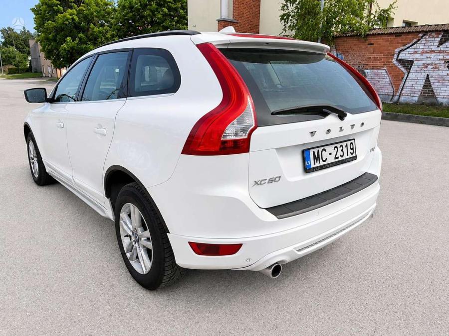 White Volvo XC60 2011 in Siauliai, with an engine capacity of 2.00 L and mileage of 365 thousand km for 5700 €, photo 5 on AUTOMOTO.COM.LV