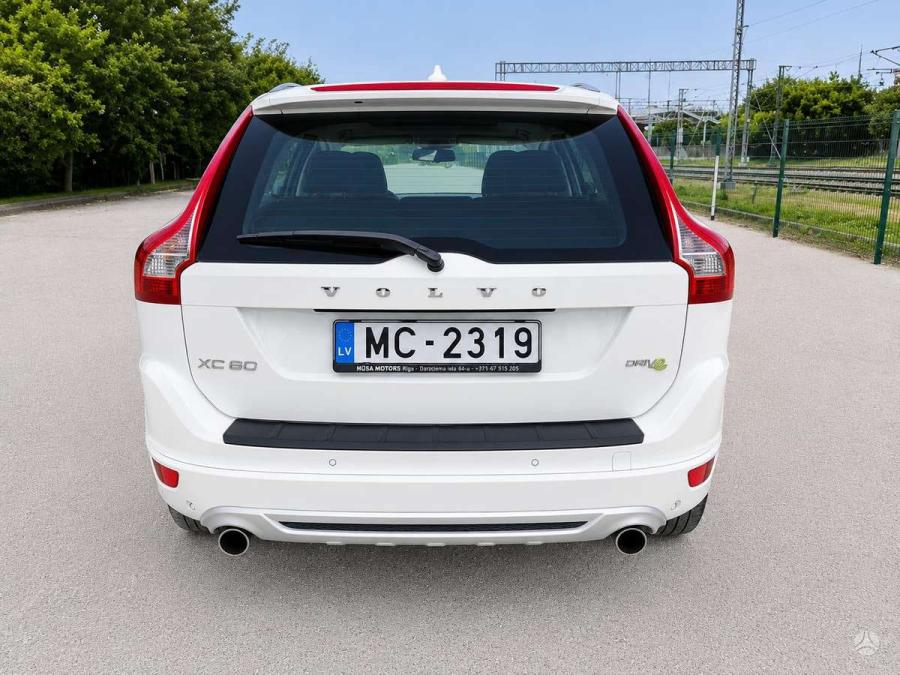 White Volvo XC60 2011 in Siauliai, with an engine capacity of 2.00 L and mileage of 365 thousand km for 5700 €, photo 6 on AUTOMOTO.COM.LV