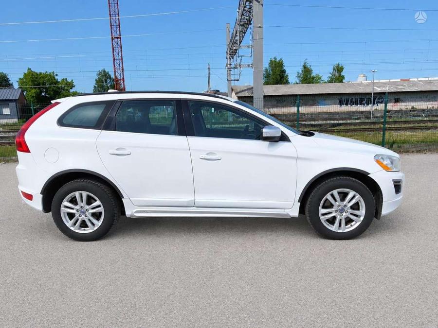 White Volvo XC60 2011 in Siauliai, with an engine capacity of 2.00 L and mileage of 365 thousand km for 5700 €, photo 8 on AUTOMOTO.COM.LV