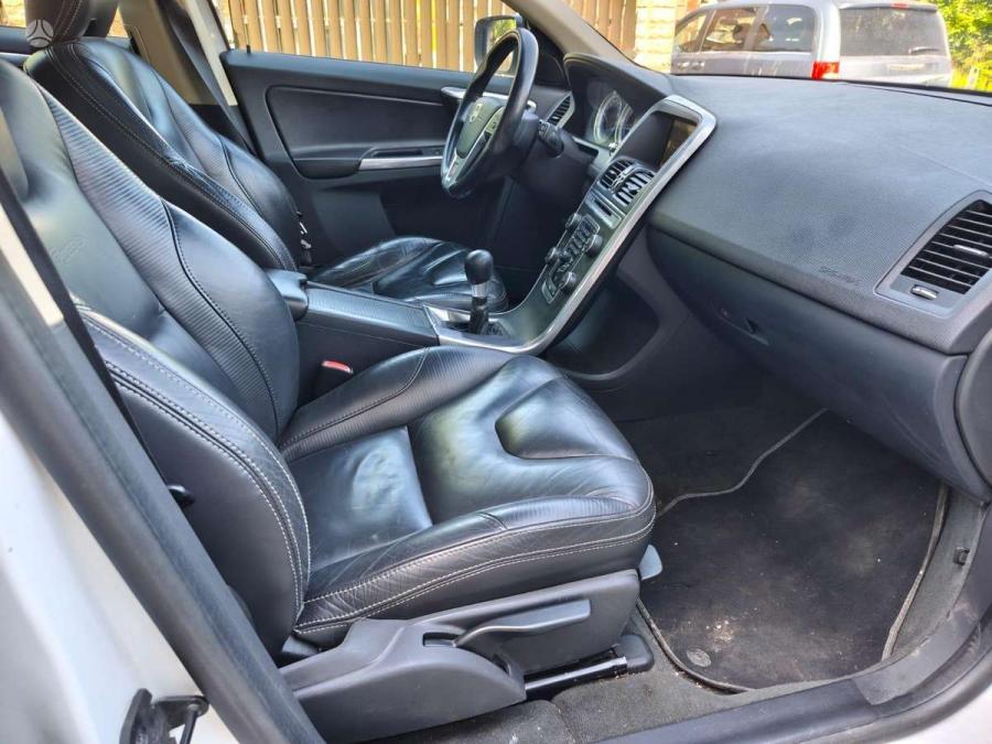 White Volvo XC60 2011 in Siauliai, with an engine capacity of 2.00 L and mileage of 365 thousand km for 5700 €, photo 15 on AUTOMOTO.COM.LV
