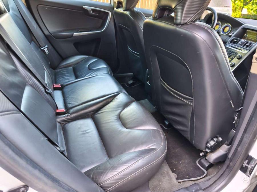 White Volvo XC60 2011 in Siauliai, with an engine capacity of 2.00 L and mileage of 365 thousand km for 5700 €, photo 16 on AUTOMOTO.COM.LV