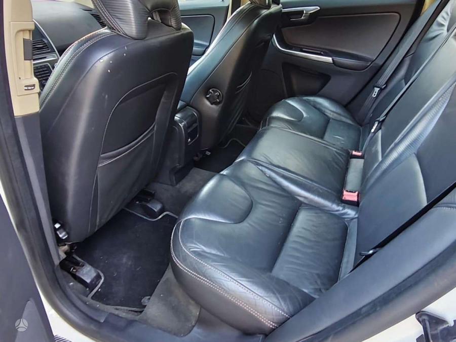White Volvo XC60 2011 in Siauliai, with an engine capacity of 2.00 L and mileage of 365 thousand km for 5700 €, photo 17 on AUTOMOTO.COM.LV