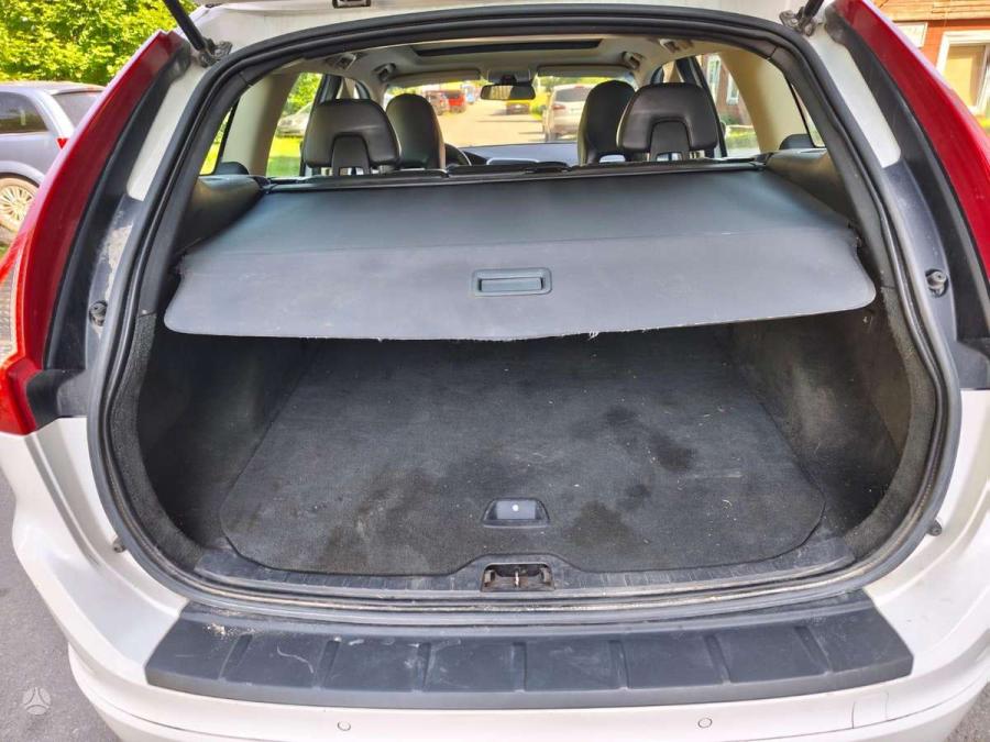 White Volvo XC60 2011 in Siauliai, with an engine capacity of 2.00 L and mileage of 365 thousand km for 5700 €, photo 18 on AUTOMOTO.COM.LV