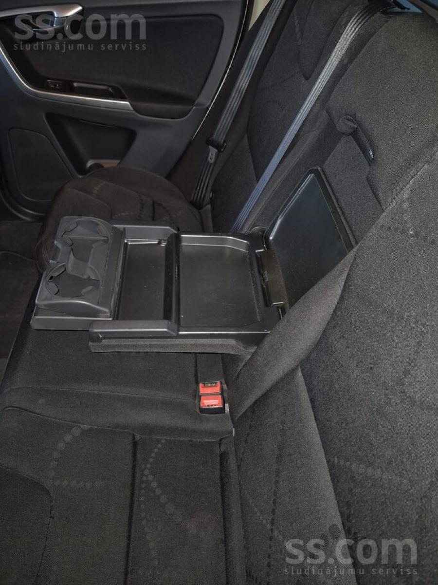 Balts Volvo XC60 2011 Talsi, ar dzinēja tilpumu 2.00 L un nobraukumu 273 tūkst. km par 7500 €, foto 14 vietnē AUTOMOTO.COM.LV