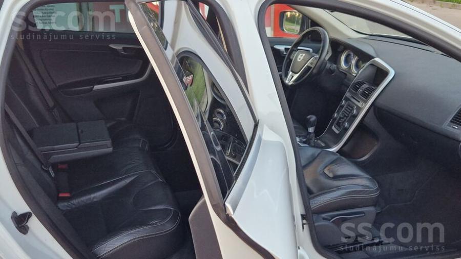 Balts Volvo XC60 2011 Jelgava, ar dzinēja tilpumu 2.40 L un nobraukumu 225 tūkst. km par 8450 €, foto 25 vietnē AUTOMOTO.COM.LV