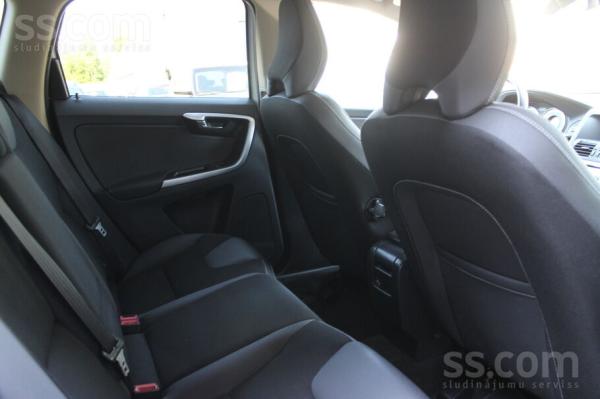 Balts Volvo XC60 2011 Rīga, ar dzinēja tilpumu 2.40 L un nobraukumu 0 tūkst. km par 8890 €, foto 10 vietnē AUTOMOTO.COM.LV