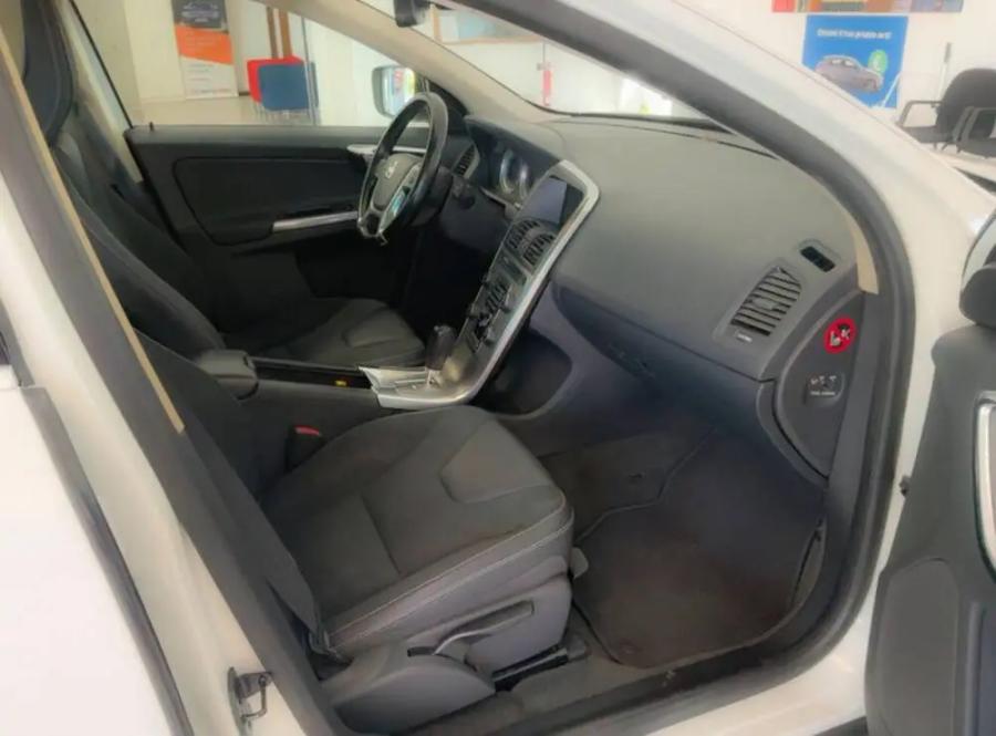 Balts Volvo XC60 2011 Jūrmala, ar dzinēja tilpumu 2.40 L un nobraukumu 286 tūkst. km par 8750 €, foto 10 vietnē AUTOMOTO.COM.LV