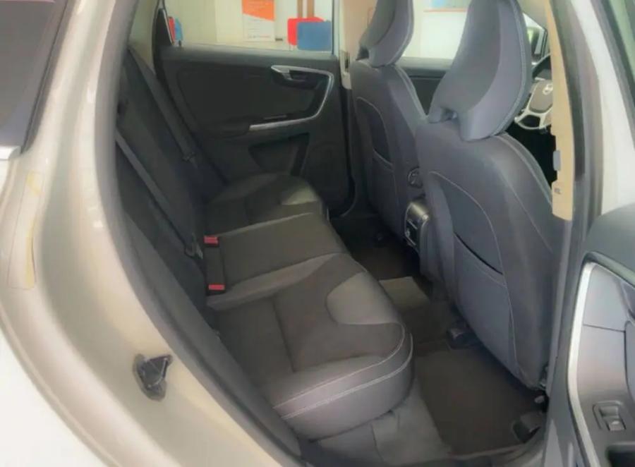 Balts Volvo XC60 2011 Jūrmala, ar dzinēja tilpumu 2.40 L un nobraukumu 286 tūkst. km par 8750 €, foto 11 vietnē AUTOMOTO.COM.LV