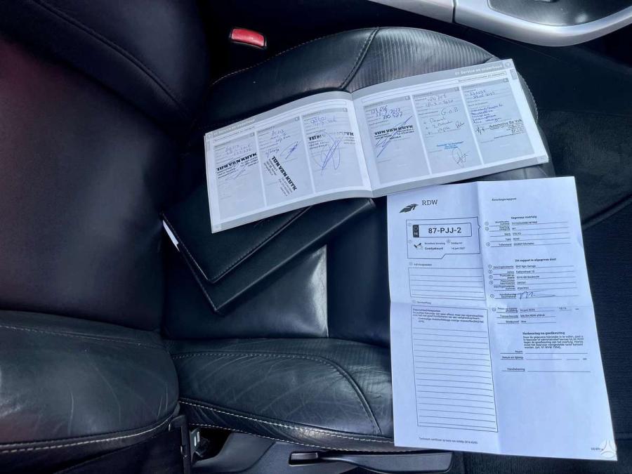 White Volvo XC60 2011 in Kaunas, with an engine capacity of 2.00 L and mileage of 233 thousand km for 9499 €, photo 25 on AUTOMOTO.COM.LV
