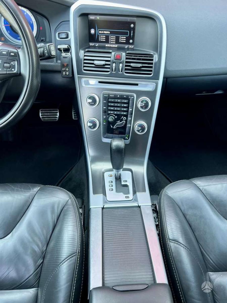 White Volvo XC60 2011 in Kaunas, with an engine capacity of 2.00 L and mileage of 233 thousand km for 9499 €, photo 31 on AUTOMOTO.COM.LV