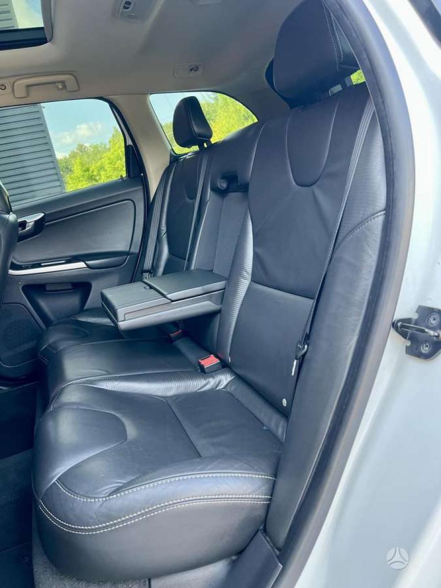 White Volvo XC60 2011 in Kaunas, with an engine capacity of 2.00 L and mileage of 233 thousand km for 9499 €, photo 32 on AUTOMOTO.COM.LV
