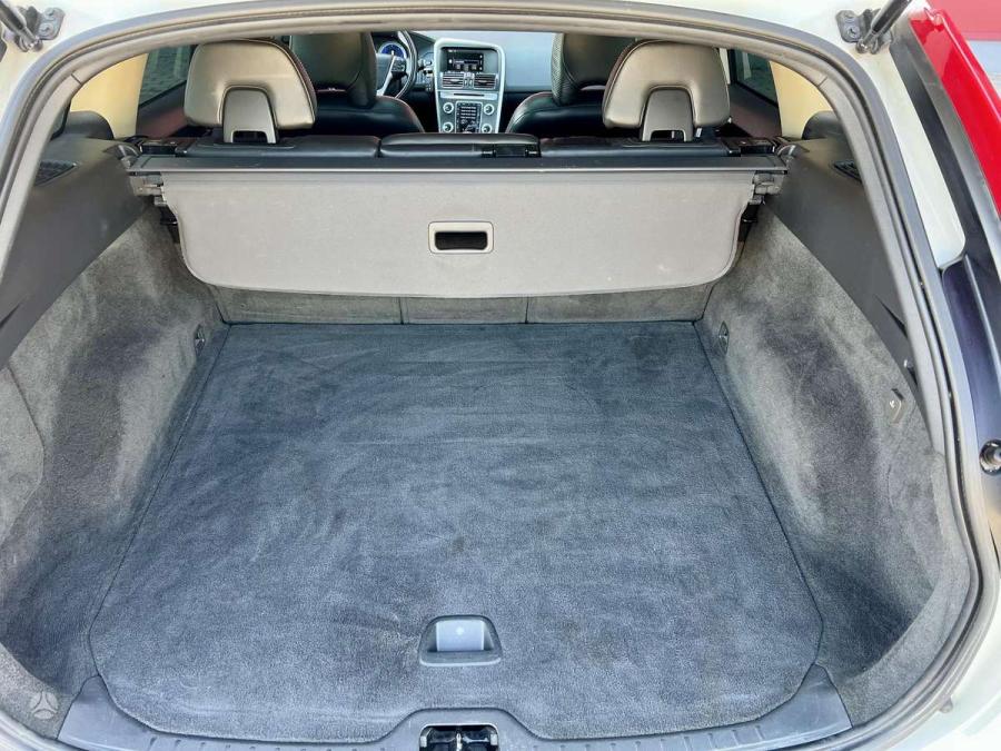 White Volvo XC60 2011 in Kaunas, with an engine capacity of 2.00 L and mileage of 233 thousand km for 9499 €, photo 34 on AUTOMOTO.COM.LV