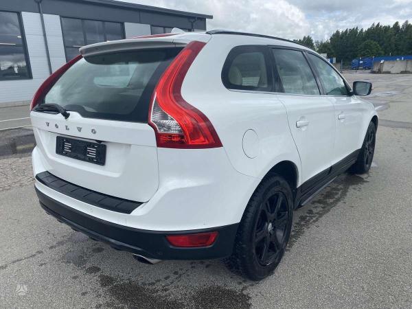 Balts Volvo XC60 2011 Panevēža, ar dzinēja tilpumu 2.40 L un nobraukumu 300 tūkst. km par 5800 €, foto 4 vietnē AUTOMOTO.COM.LV