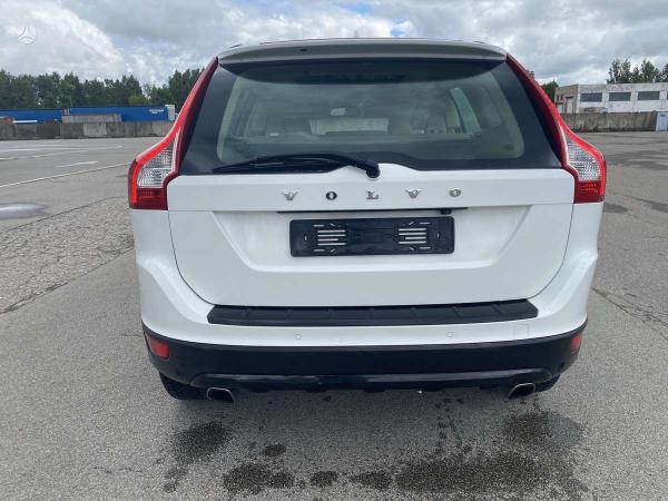 Balts Volvo XC60 2011 Panevēža, ar dzinēja tilpumu 2.40 L un nobraukumu 300 tūkst. km par 5800 €, foto 5 vietnē AUTOMOTO.COM.LV