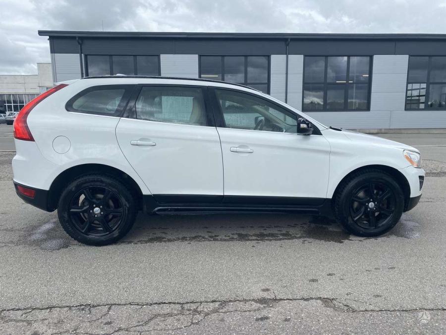 Balts Volvo XC60 2011 Panevēža, ar dzinēja tilpumu 2.40 L un nobraukumu 300 tūkst. km par 5800 €, foto 7 vietnē AUTOMOTO.COM.LV