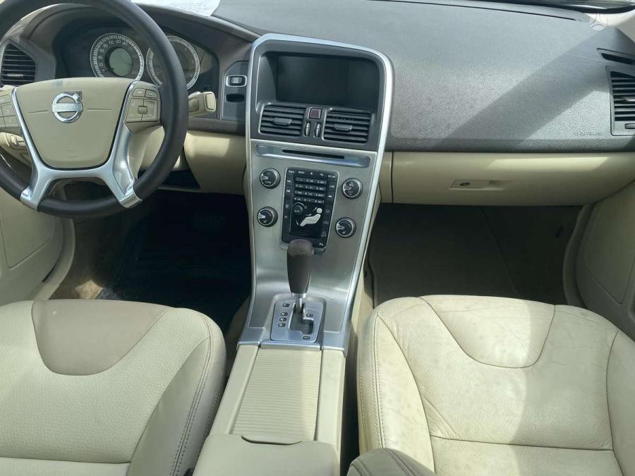 Balts Volvo XC60 2011 Panevēža, ar dzinēja tilpumu 2.40 L un nobraukumu 300 tūkst. km par 5800 €, foto 10 vietnē AUTOMOTO.COM.LV