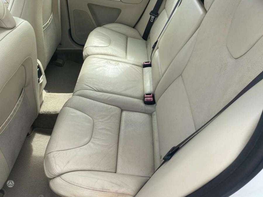 Balts Volvo XC60 2011 Panevēža, ar dzinēja tilpumu 2.40 L un nobraukumu 300 tūkst. km par 5800 €, foto 11 vietnē AUTOMOTO.COM.LV