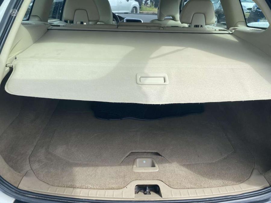 Balts Volvo XC60 2011 Panevēža, ar dzinēja tilpumu 2.40 L un nobraukumu 300 tūkst. km par 5800 €, foto 15 vietnē AUTOMOTO.COM.LV
