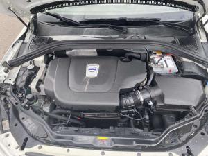 Balts Volvo XC60 2011 Panevēža, ar dzinēja tilpumu 2.40 L un nobraukumu 300 tūkst. km par 5800 €, foto 17 vietnē AUTOMOTO.COM.LV