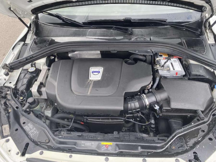 Balts Volvo XC60 2011 Panevēža, ar dzinēja tilpumu 2.40 L un nobraukumu 300 tūkst. km par 5800 €, foto 17 vietnē AUTOMOTO.COM.LV