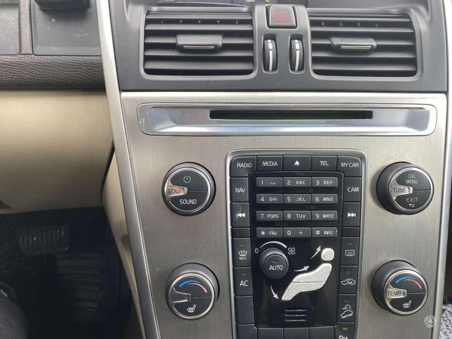 Balts Volvo XC60 2011 Panevēža, ar dzinēja tilpumu 2.40 L un nobraukumu 300 tūkst. km par 5800 €, foto 19 vietnē AUTOMOTO.COM.LV
