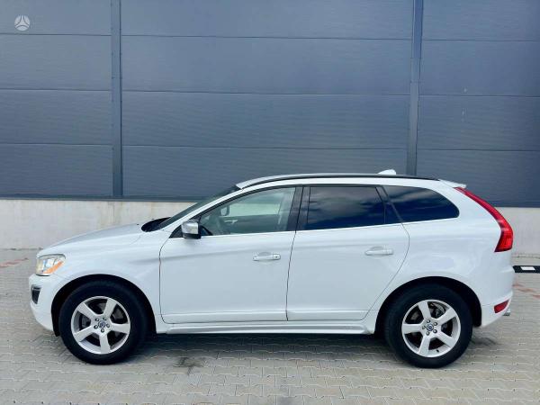 White Volvo XC60 2011 in Siauliai, with an engine capacity of 2.40 L and mileage of 198 thousand km for 9750 €, photo 5 on AUTOMOTO.COM.LV