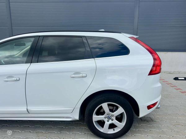 White Volvo XC60 2011 in Siauliai, with an engine capacity of 2.40 L and mileage of 198 thousand km for 9750 €, photo 6 on AUTOMOTO.COM.LV