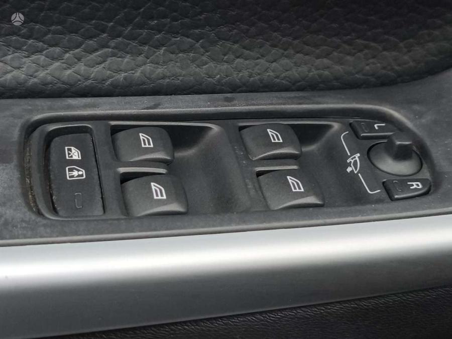 Balts Volvo XC60 2011 Viļņa, ar dzinēja tilpumu 2.40 L un nobraukumu 383 tūkst. km par 9999 €, foto 17 vietnē AUTOMOTO.COM.LV