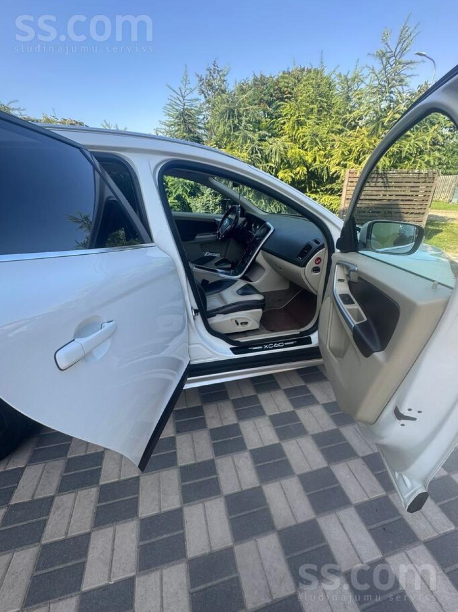 Balts Volvo XC60 2011 Bauska, ar dzinēja tilpumu 2.00 L un nobraukumu 364 tūkst. km par 7300 €, foto 11 vietnē AUTOMOTO.COM.LV