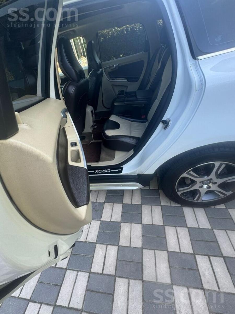 Balts Volvo XC60 2011 Bauska, ar dzinēja tilpumu 2.00 L un nobraukumu 364 tūkst. km par 7300 €, foto 14 vietnē AUTOMOTO.COM.LV