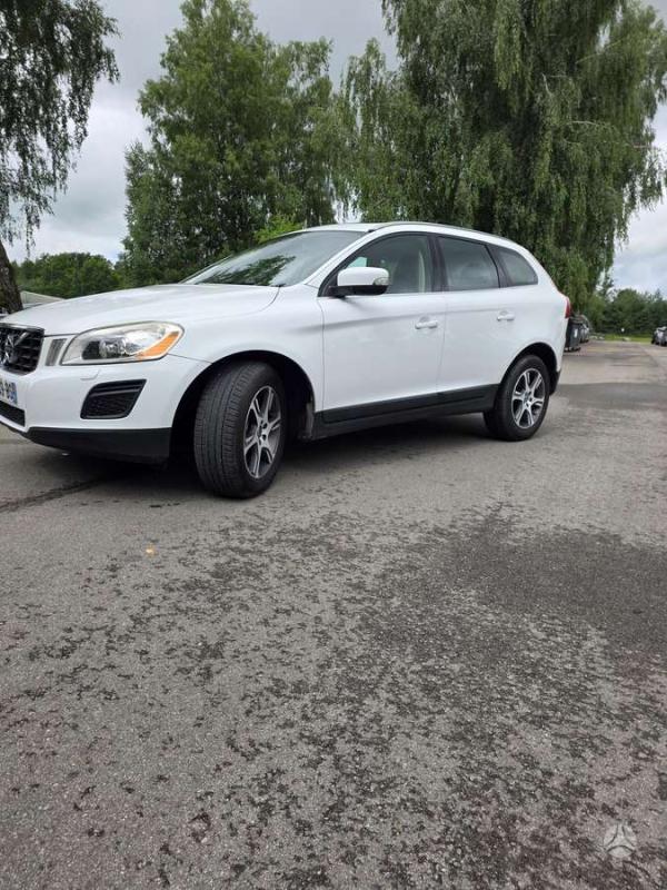 White Volvo XC60 2011 in Taurage, with an engine capacity of 2.00 L and mileage of 197 thousand km for 8900 €, photo 2 on AUTOMOTO.COM.LV