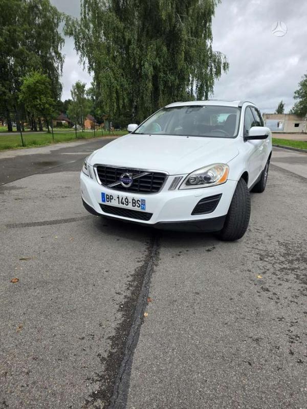 White Volvo XC60 2011 in Taurage, with an engine capacity of 2.00 L and mileage of 197 thousand km for 8900 €, photo 3 on AUTOMOTO.COM.LV