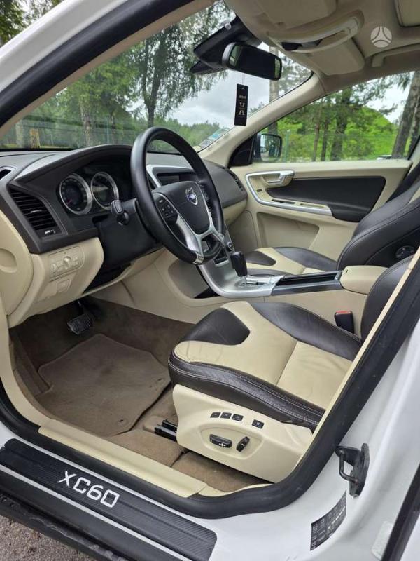 White Volvo XC60 2011 in Taurage, with an engine capacity of 2.00 L and mileage of 197 thousand km for 8900 €, photo 7 on AUTOMOTO.COM.LV