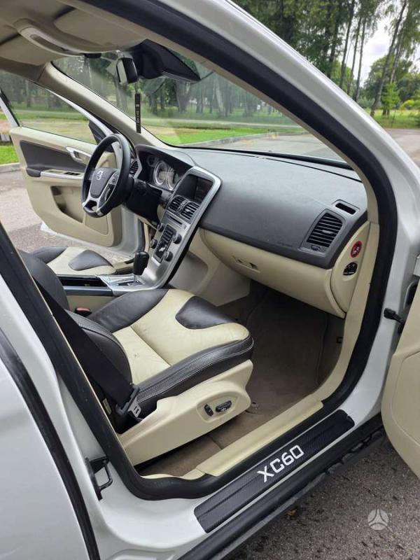 White Volvo XC60 2011 in Taurage, with an engine capacity of 2.00 L and mileage of 197 thousand km for 8900 €, photo 8 on AUTOMOTO.COM.LV