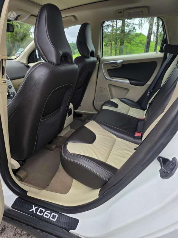 White Volvo XC60 2011 in Taurage, with an engine capacity of 2.00 L and mileage of 197 thousand km for 8900 €, photo 10 on AUTOMOTO.COM.LV