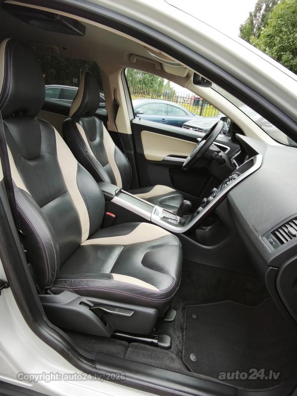 White Volvo XC60 2011 in Tartu, with an engine capacity of 2.40 L and mileage of 230 thousand km for 11990 €, photo 10 on AUTOMOTO.COM.LV