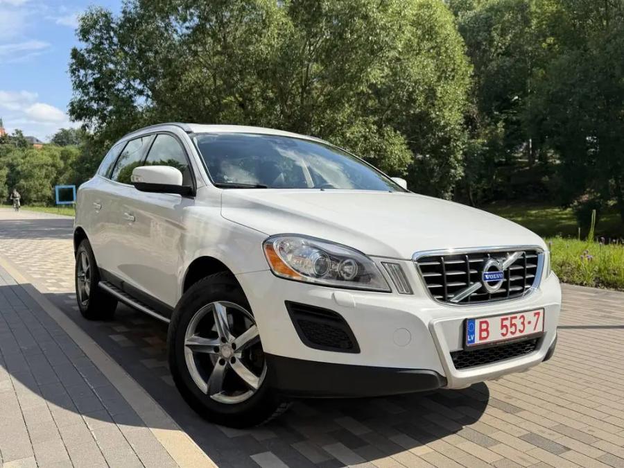 White Volvo XC60 2011 in Rezekne, with an engine capacity of 2.40 L and mileage of 278 thousand km for 8990 €, photo 4 on AUTOMOTO.COM.LV