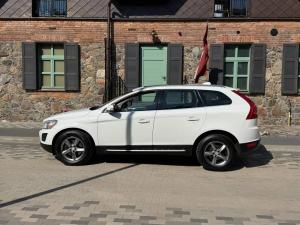 White Volvo XC60 2011 in Rezekne, with an engine capacity of 2.40 L and mileage of 278 thousand km for 8990 €, photo 5 on AUTOMOTO.COM.LV