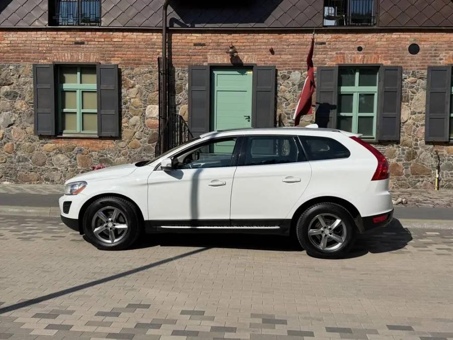 White Volvo XC60 2011 in Rezekne, with an engine capacity of 2.40 L and mileage of 278 thousand km for 8990 €, photo 5 on AUTOMOTO.COM.LV