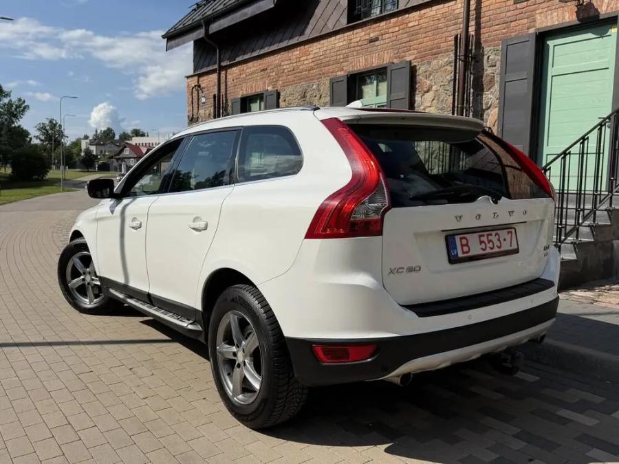 White Volvo XC60 2011 in Rezekne, with an engine capacity of 2.40 L and mileage of 278 thousand km for 8990 €, photo 7 on AUTOMOTO.COM.LV