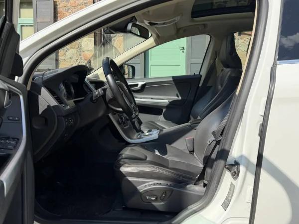 White Volvo XC60 2011 in Rezekne, with an engine capacity of 2.40 L and mileage of 278 thousand km for 8990 €, photo 7 on AUTOMOTO.COM.LV