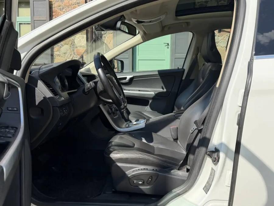 White Volvo XC60 2011 in Rezekne, with an engine capacity of 2.40 L and mileage of 278 thousand km for 8990 €, photo 8 on AUTOMOTO.COM.LV