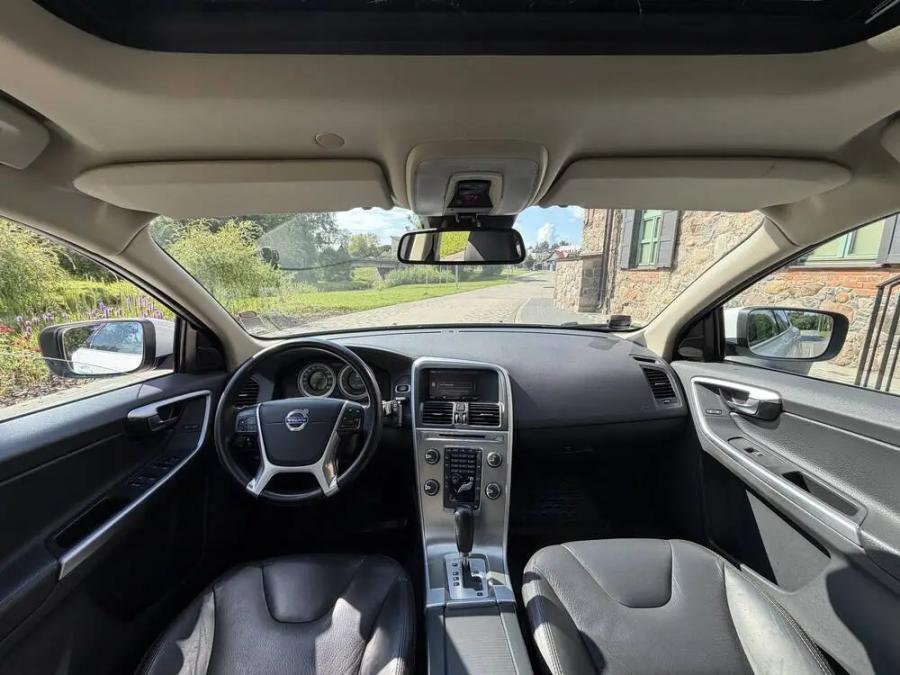 White Volvo XC60 2011 in Rezekne, with an engine capacity of 2.40 L and mileage of 278 thousand km for 8990 €, photo 9 on AUTOMOTO.COM.LV