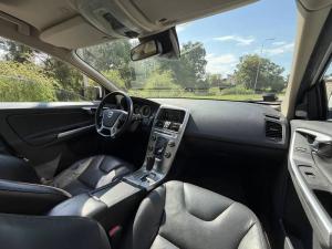 White Volvo XC60 2011 in Rezekne, with an engine capacity of 2.40 L and mileage of 278 thousand km for 8990 €, photo 10 on AUTOMOTO.COM.LV