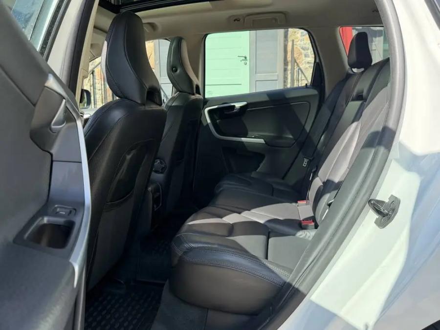 White Volvo XC60 2011 in Rezekne, with an engine capacity of 2.40 L and mileage of 278 thousand km for 8990 €, photo 12 on AUTOMOTO.COM.LV