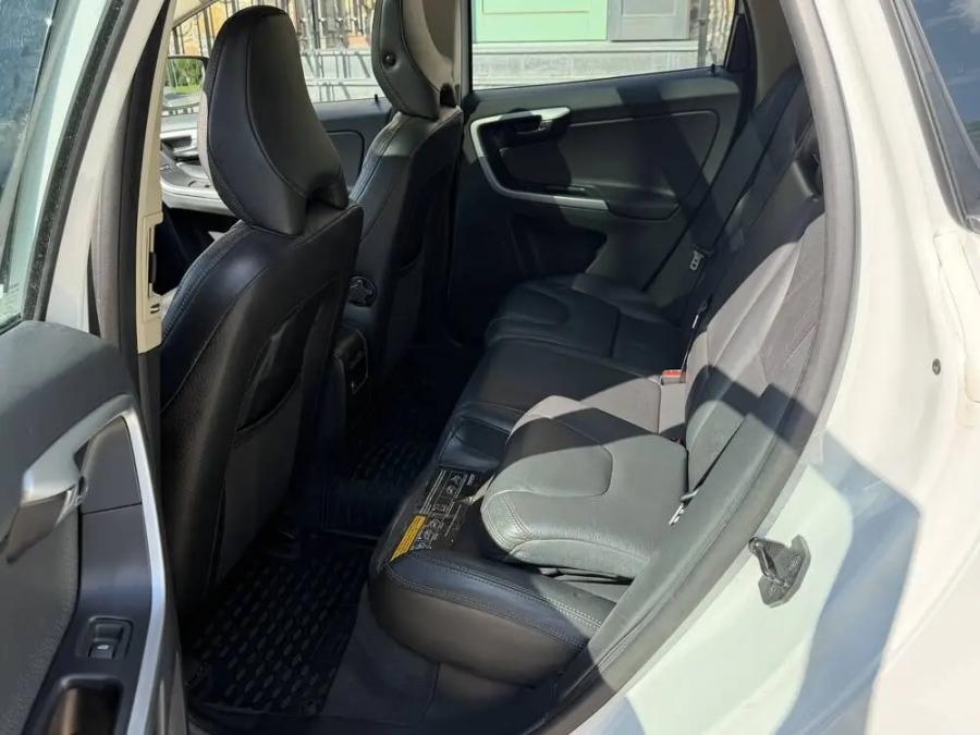 White Volvo XC60 2011 in Rezekne, with an engine capacity of 2.40 L and mileage of 278 thousand km for 8990 €, photo 13 on AUTOMOTO.COM.LV