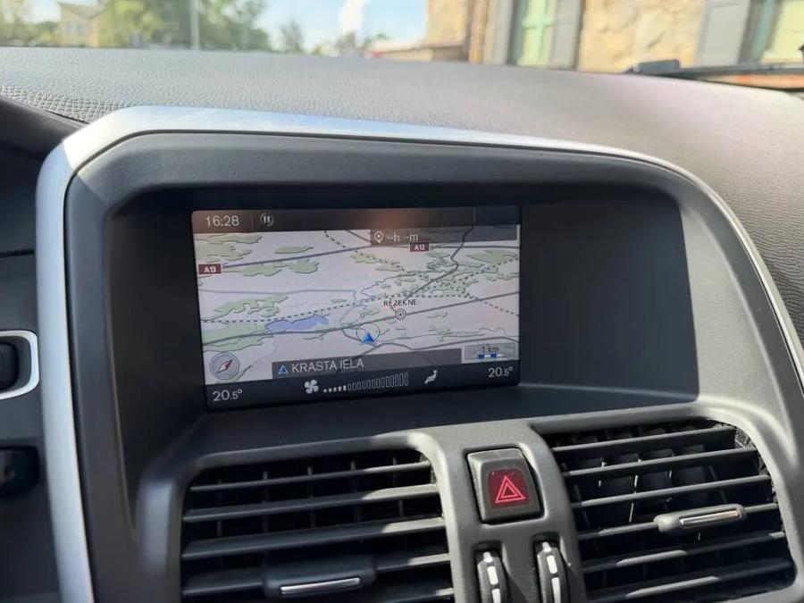 White Volvo XC60 2011 in Rezekne, with an engine capacity of 2.40 L and mileage of 278 thousand km for 8990 €, photo 15 on AUTOMOTO.COM.LV