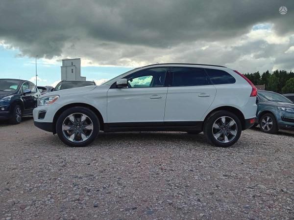 Volvo XC60 2011 in Utena on AUTOMOTO.COM.LV White Volvo XC60 2011 in Utena, with an engine capacity of 1.98 L and mileage of 280 thousand km for 7250 β¬, photo 3 on AUTOMOTO.COM.LV